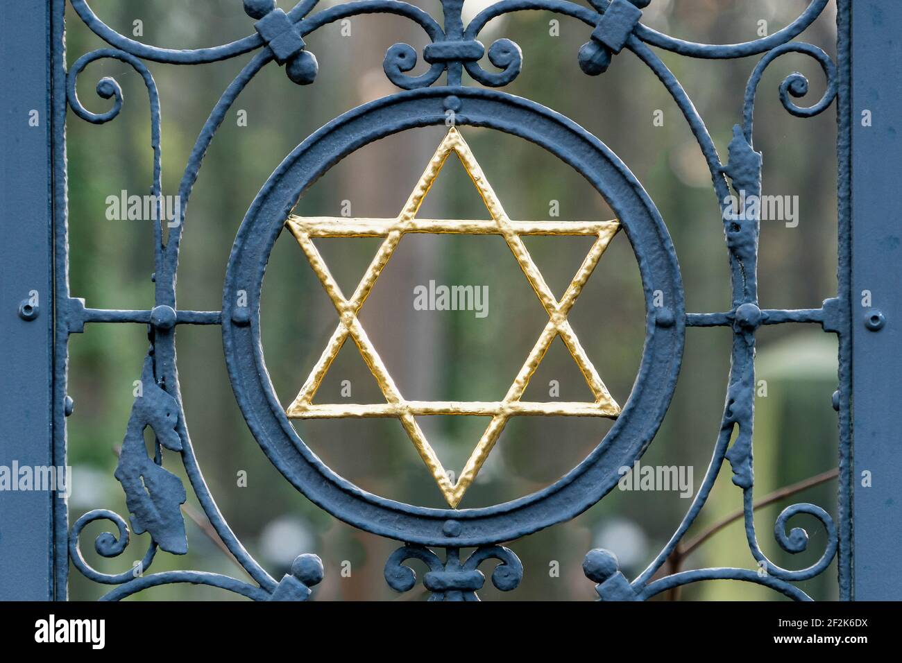 Berlin, Jewish cemetery Berlin Weissensee, field B1, raised lattice ...