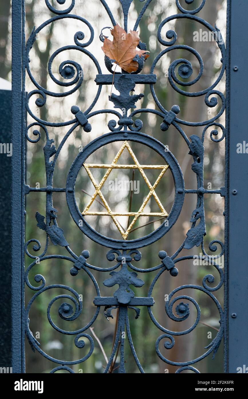 Berlin, Jewish cemetery Berlin Weissensee, field B1, raised lattice ...