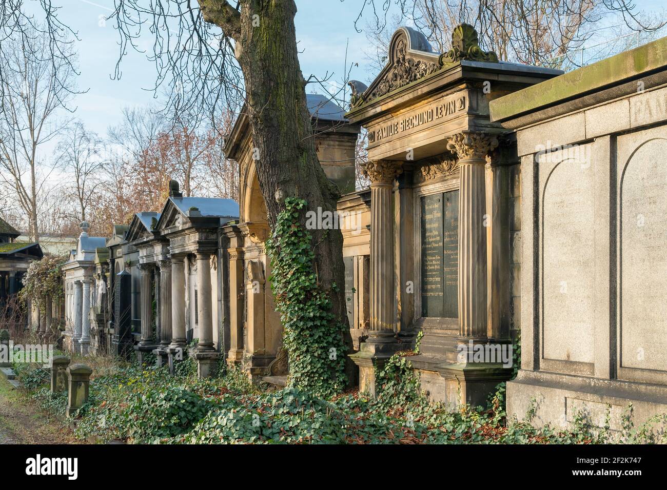 Berlin, Jewish cemetery Berlin Weissensee, pillar aedicula grave wall ...