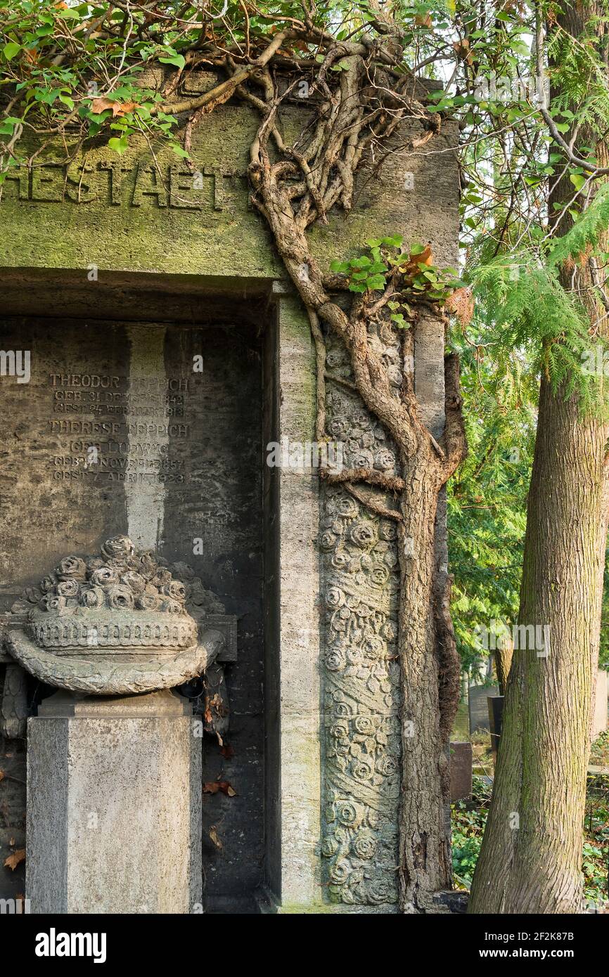 Berlin, Jewish cemetery Berlin Weissensee, Art Nouveau grave complex ...