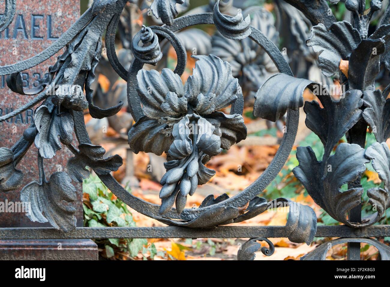 Elaborate headstones hi-res stock photography and images - Alamy