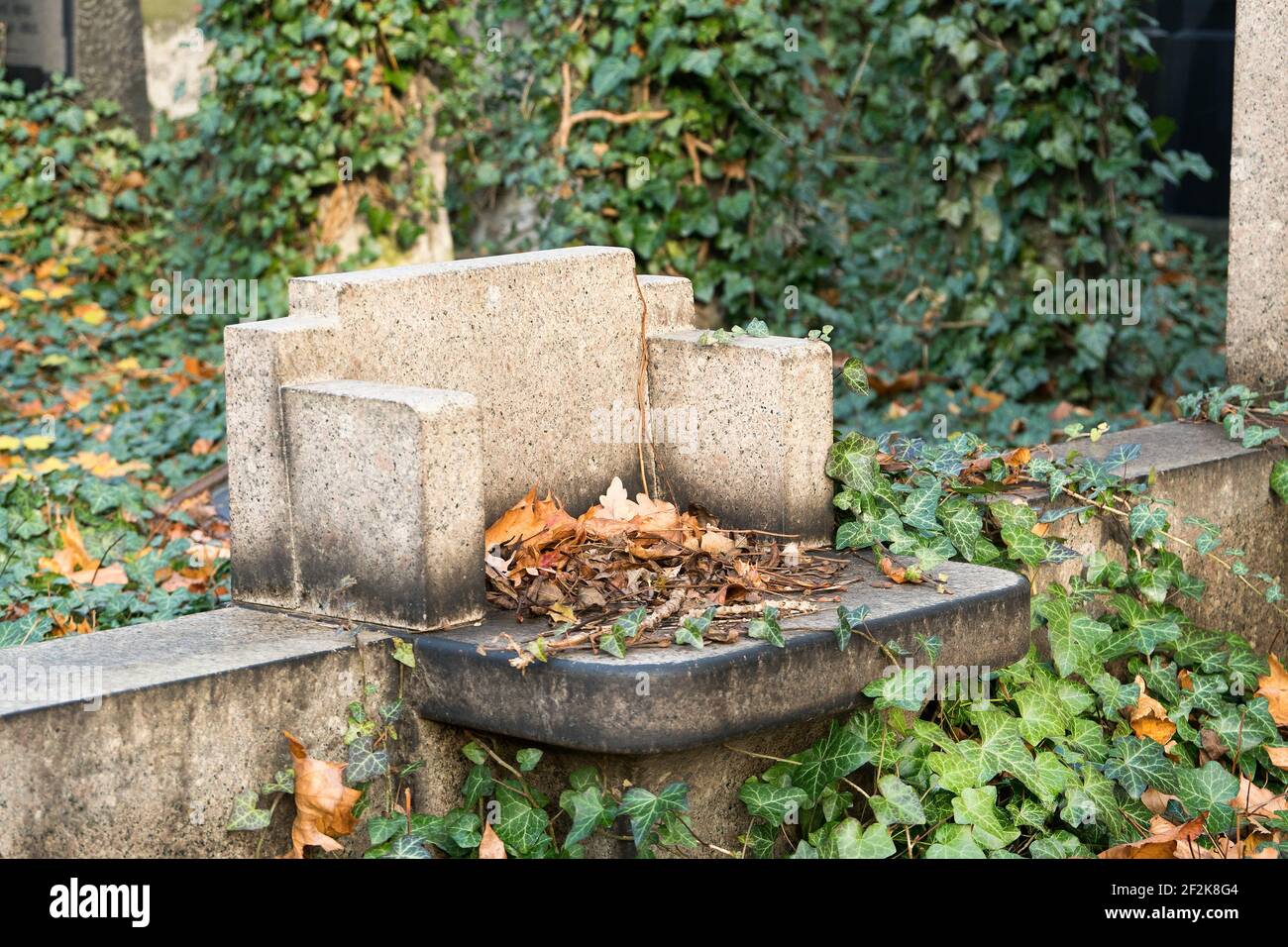 Berlin, Jewish cemetery Berlin Weissensee, field J1, Art Nouveau grave ...