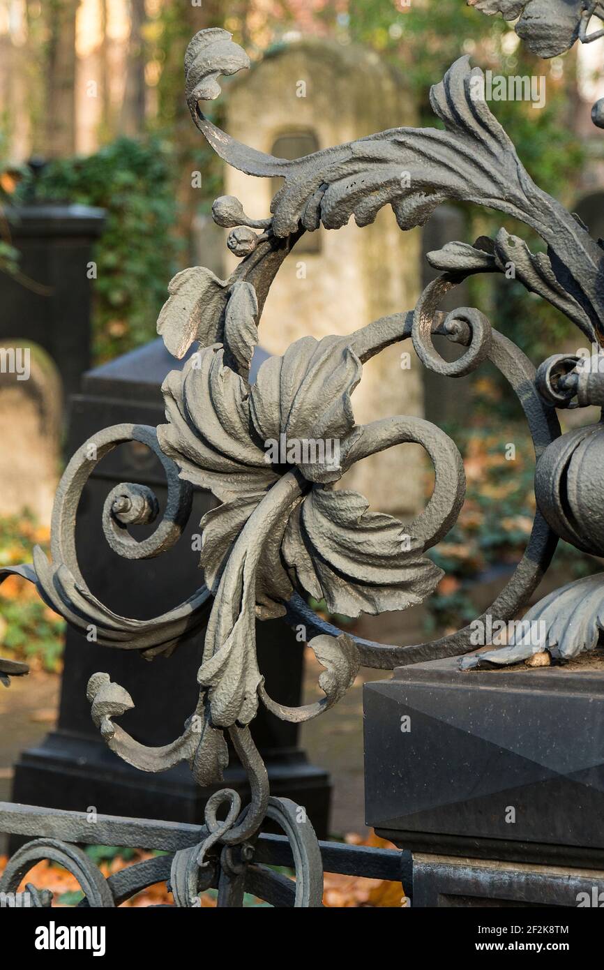 Elaborate headstones hi-res stock photography and images - Alamy