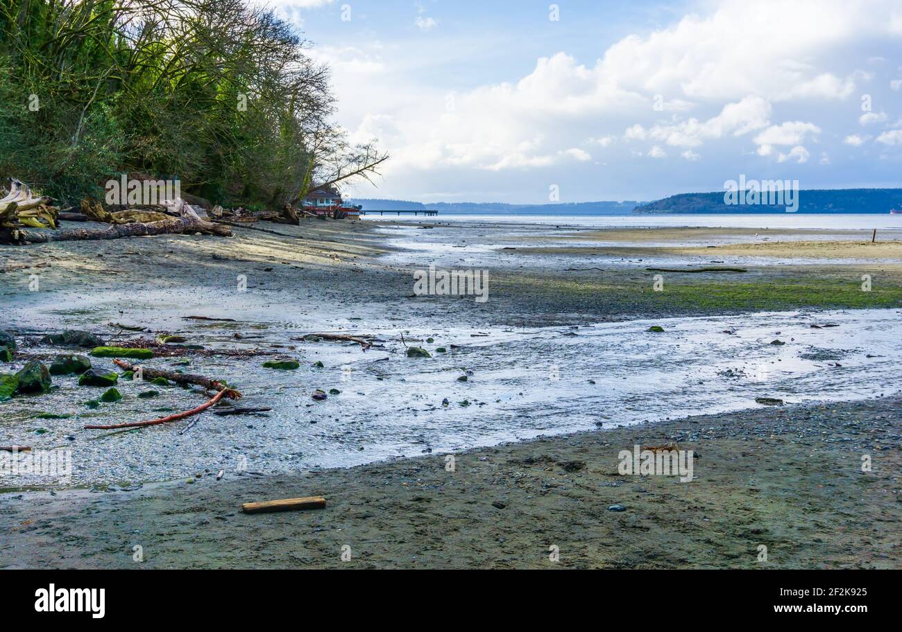 A view of the shoreline at low tide at Dash Point State Park in ...