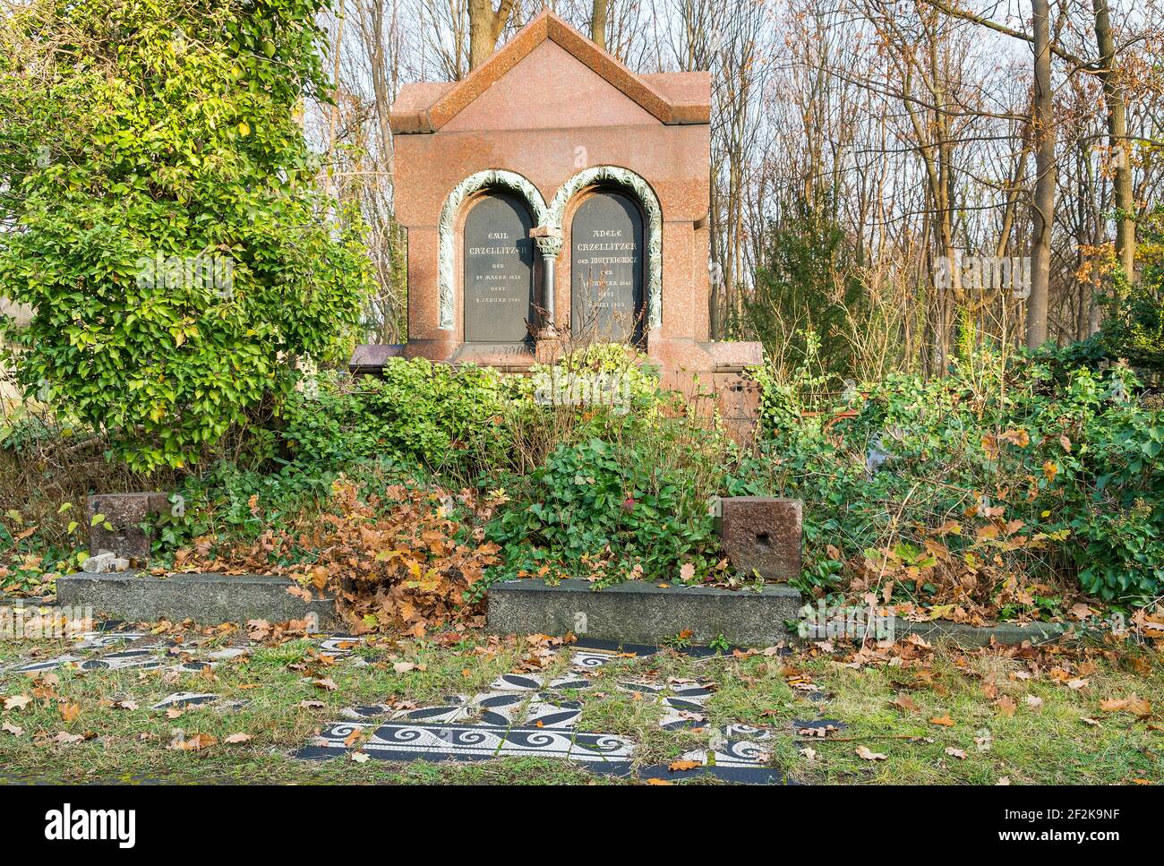 Berlin, Jewish cemetery Berlin Weissensee, Romanizing Art Nouveau tomb ...