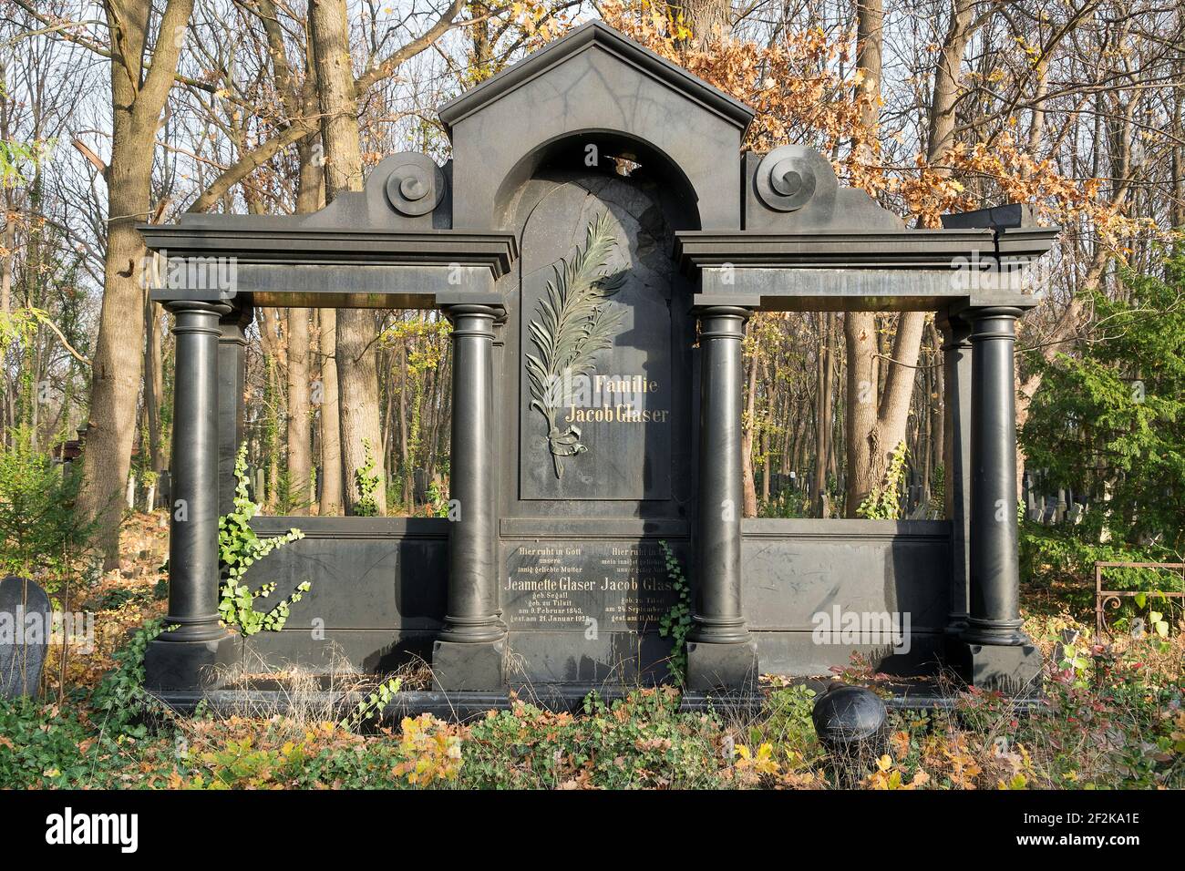 Berlin, Jewish cemetery Berlin Weissensee, three-part grave wall, Art ...