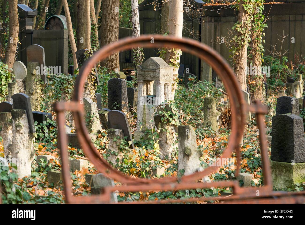 Berlin, Jewish cemetery Berlin Weissensee, largest preserved Jewish ...