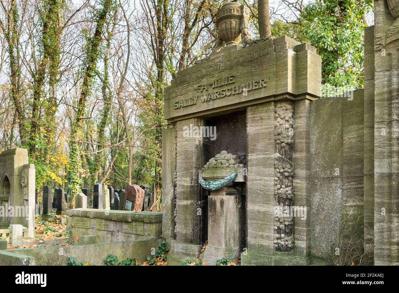 Berlin, Jewish cemetery Berlin Weissensee, Art Nouveau grave complex ...