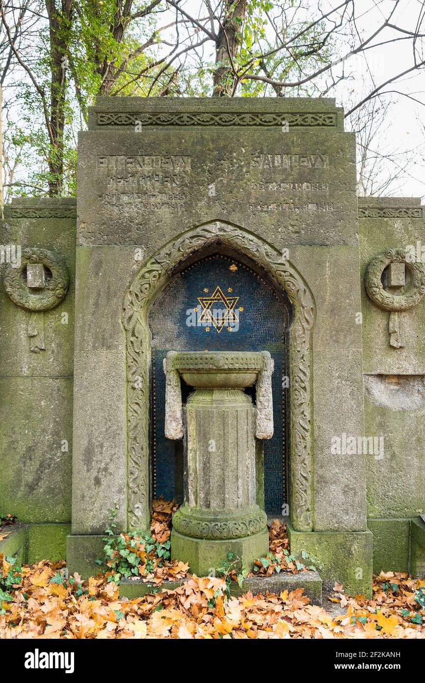 Berlin, Jewish cemetery Berlin Weissensee, Art Nouveau grave complex ...