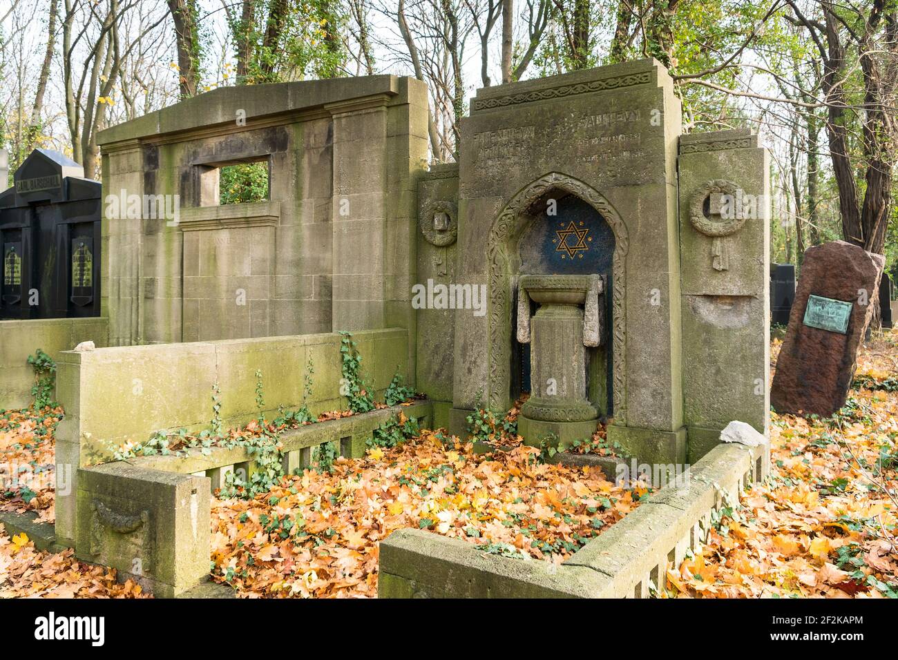 Berlin, Jewish cemetery Berlin Weissensee, Art Nouveau grave complex ...
