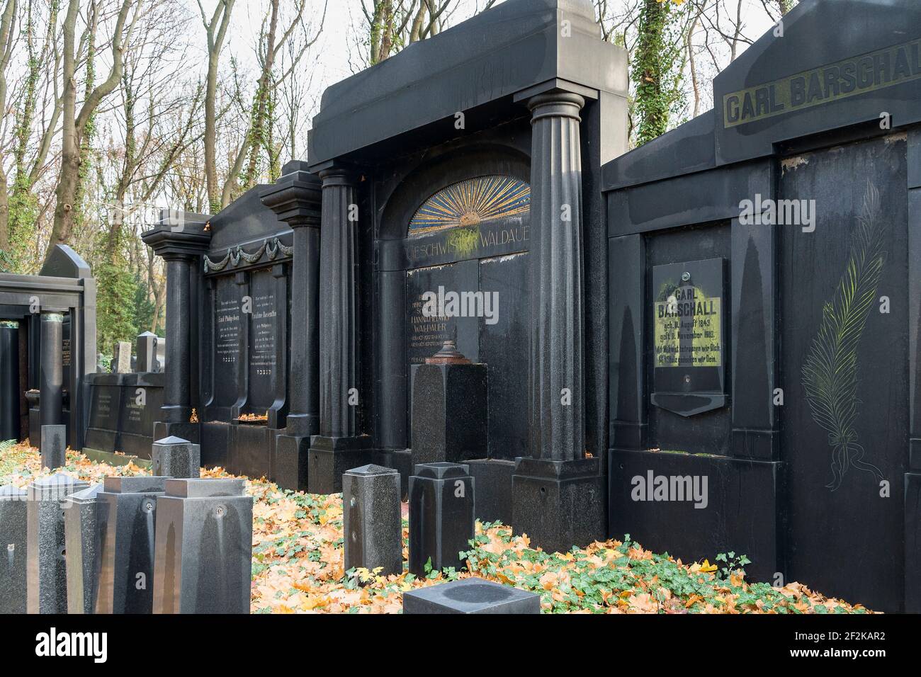 Berlin, Jewish cemetery Berlin Weissensee, pillar aedicula grave wall ...