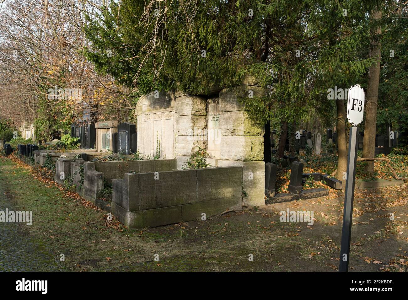 Berlin, Jewish cemetery Berlin Weissensee, fragmented Art Nouveau grave ...