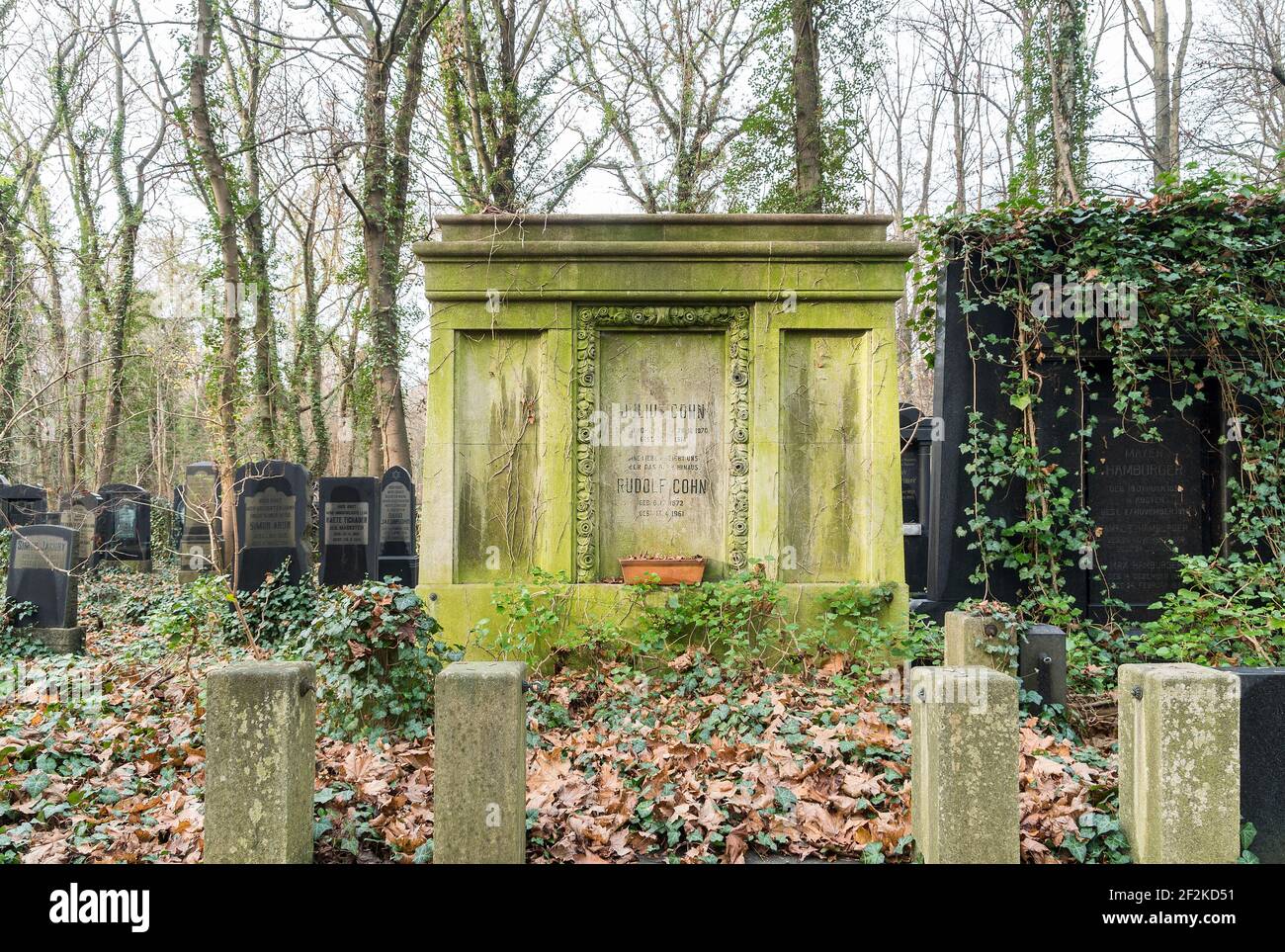 Berlin, Jewish cemetery Berlin Weissensee, grave complex made of gray ...