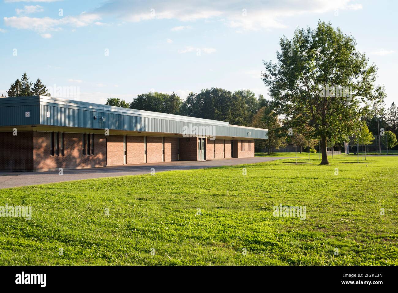 School building teen hi-res stock photography and images - Alamy
