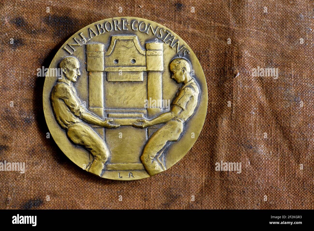 Bronze medal, with two workers and the words "Hard workers ...