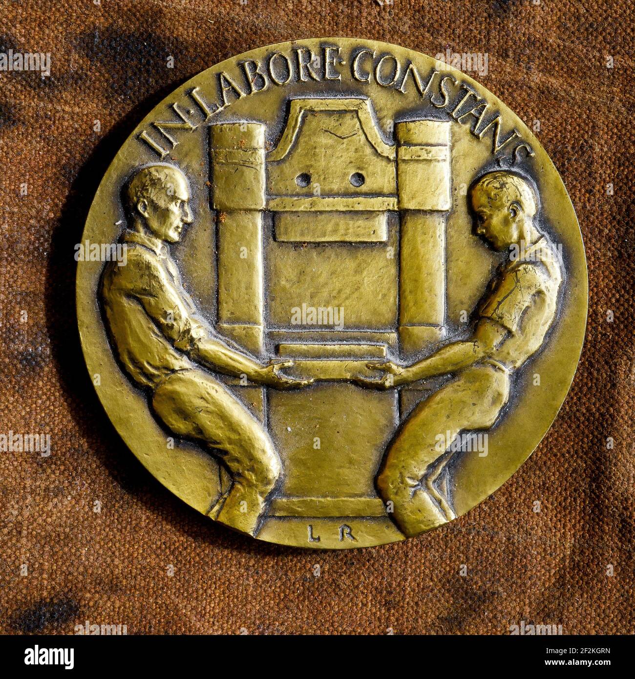 Bronze medal, with two workers and the words "Hard workers ...