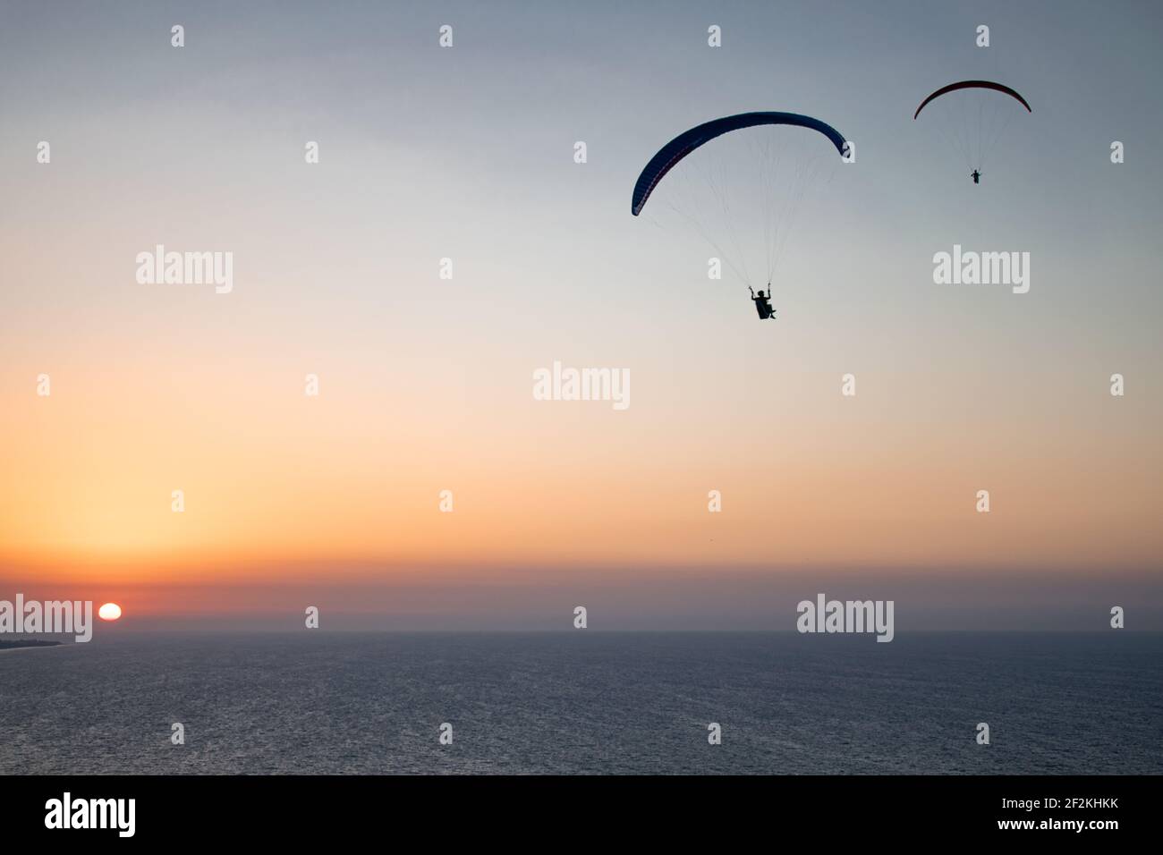 Paragliding in sunset hi-res stock photography and images - Alamy