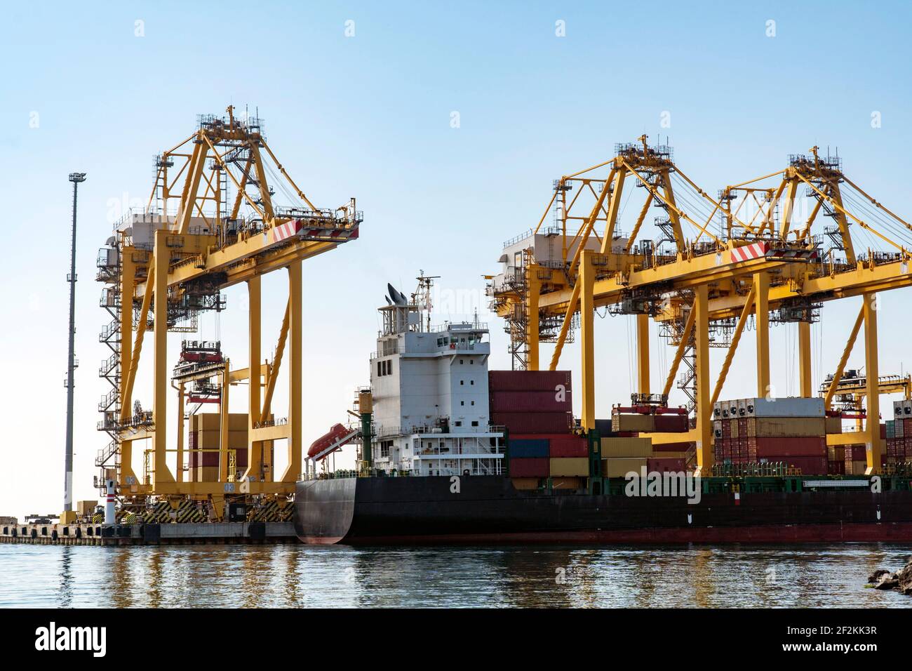 Cargo container lift cranes hi-res stock photography and images - Alamy