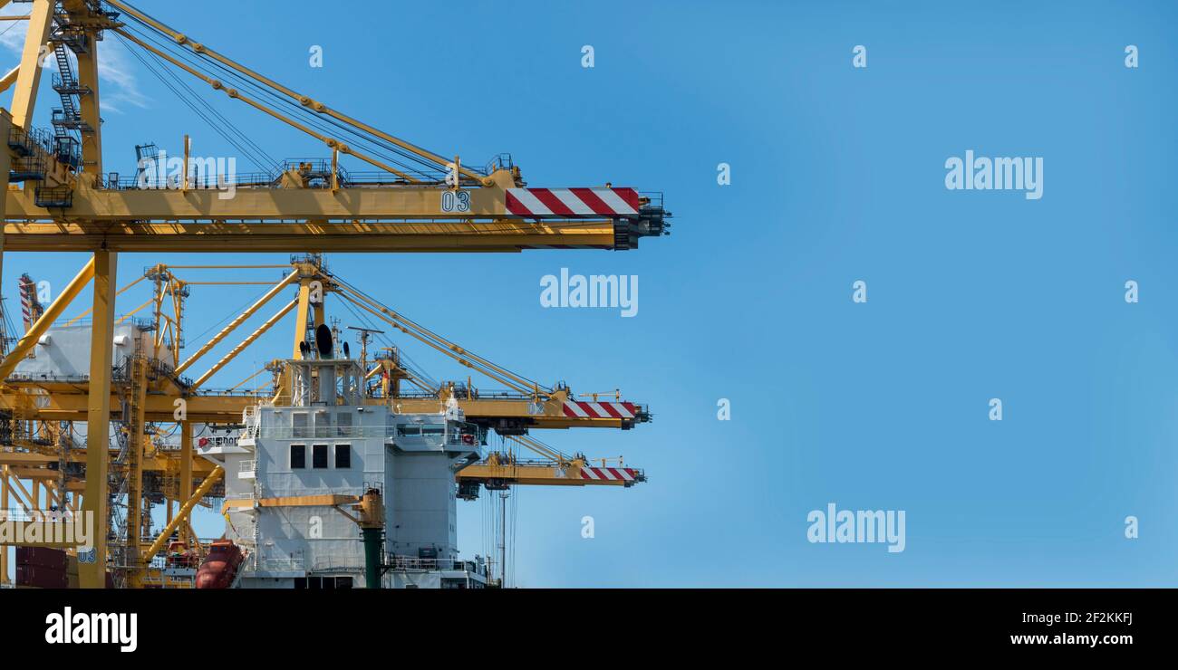 Shipping container construction hi-res stock photography and images - Alamy