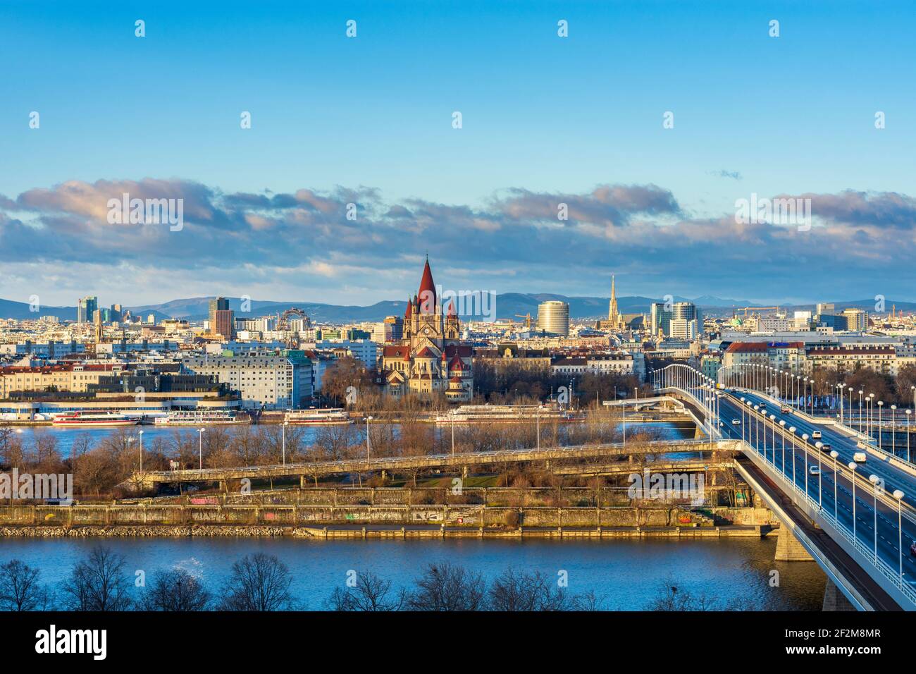 Wien, Vienna: Vienna city center, river Donau (Danube), island ...
