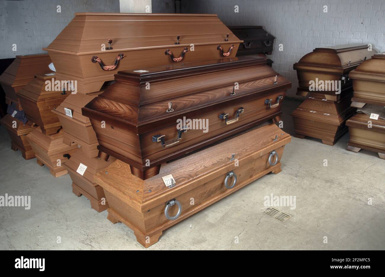 Undertaker symbol hi-res stock photography and images - Alamy