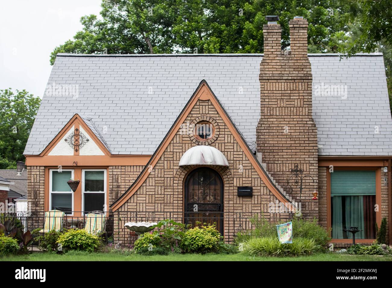 Brick round house hi-res stock photography and images - Alamy