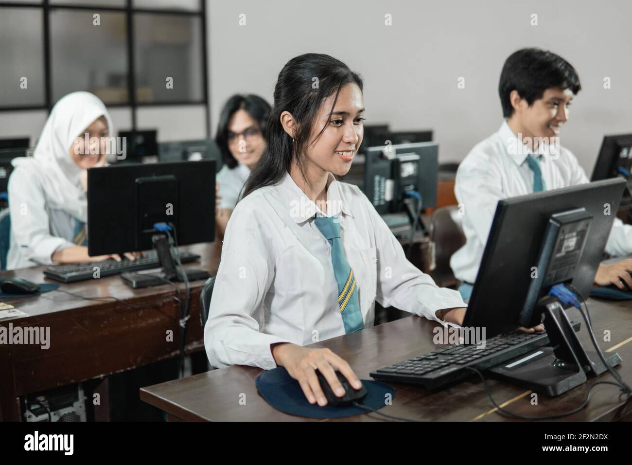 Indonesian school class computer hi-res stock photography and images ...