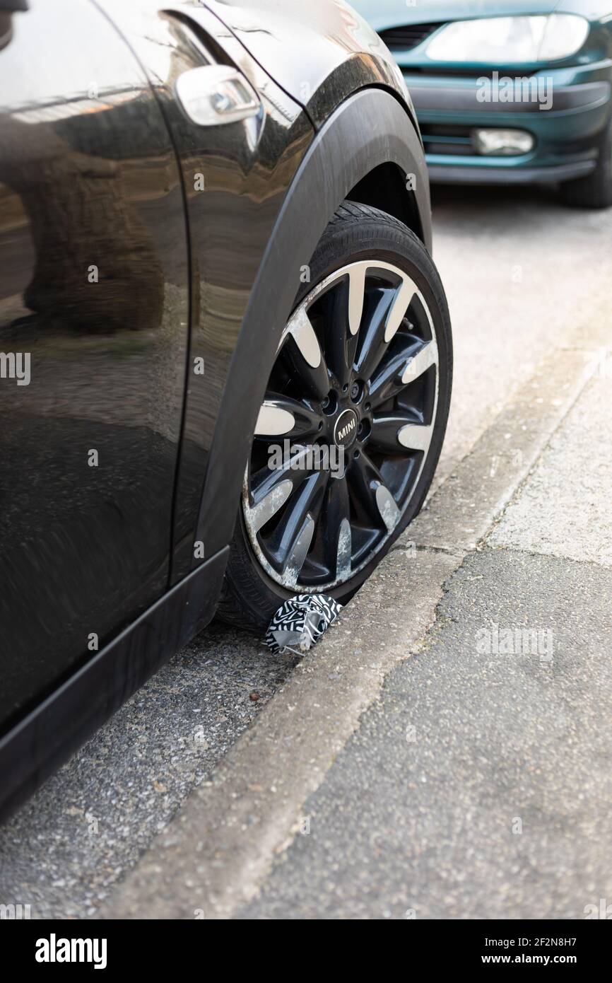 Face mask on the floor between a car tyre and pavement Stock Photo - Alamy