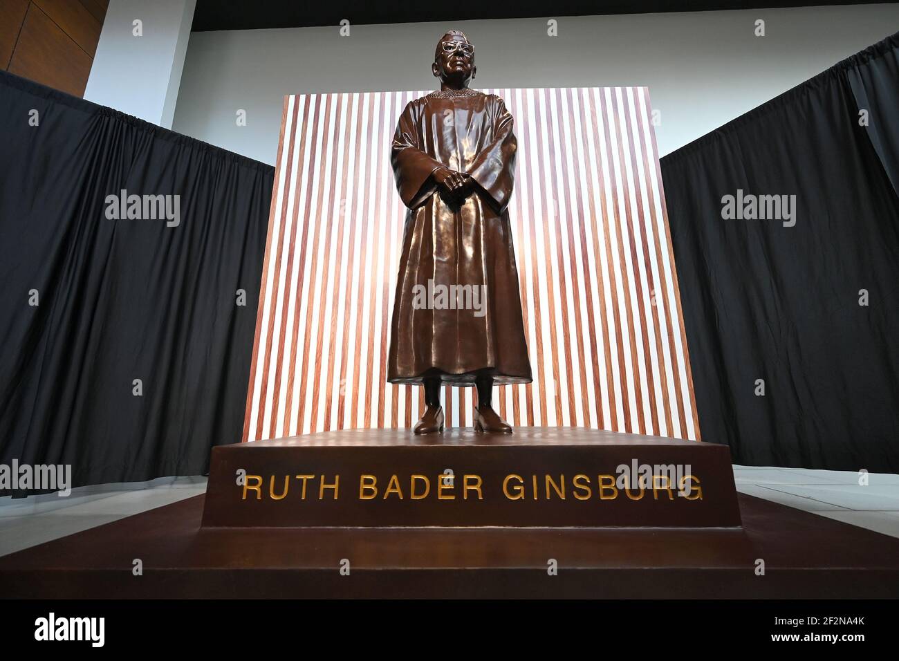 Rbg statue hi-res stock photography and images - Alamy