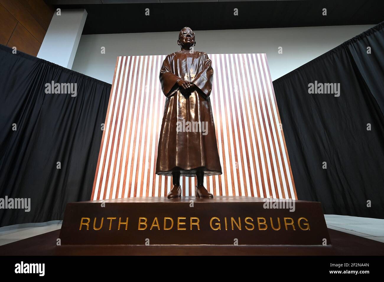 Rbg statue hi-res stock photography and images - Alamy