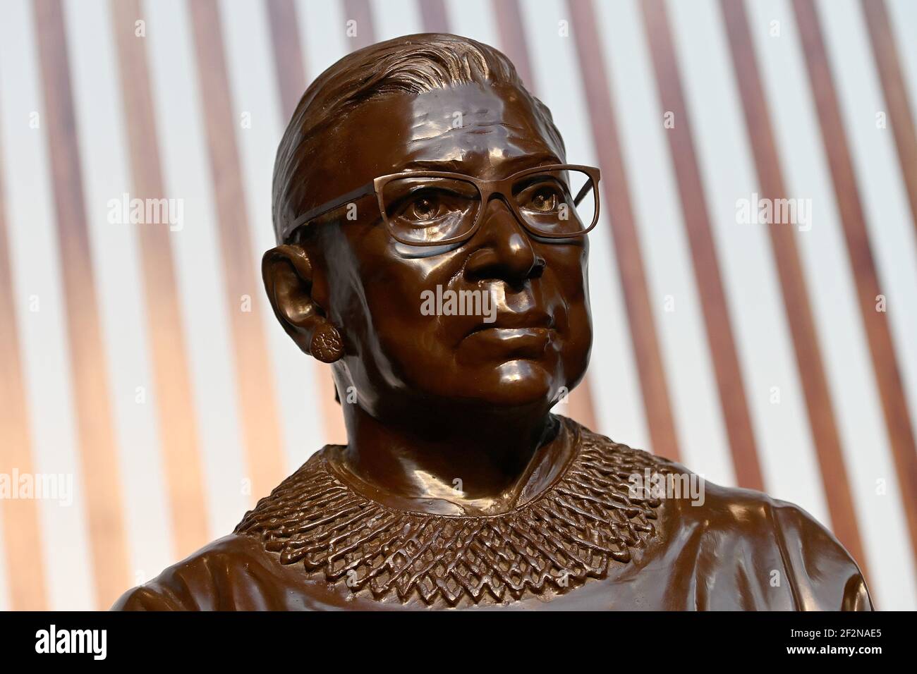 Rbg statue hi-res stock photography and images - Alamy