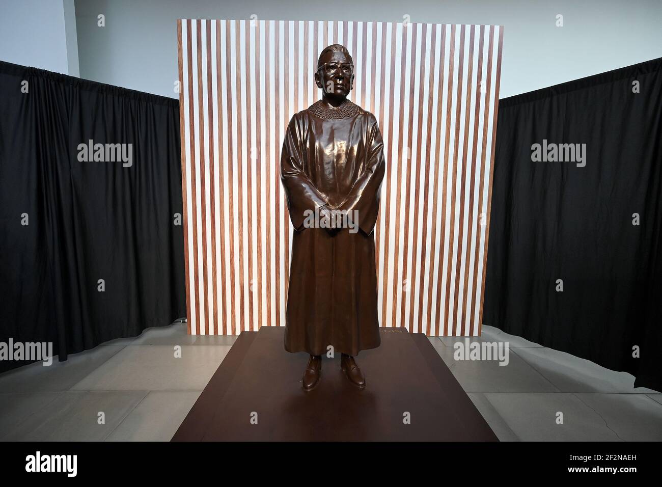 Rbg statue hi-res stock photography and images - Alamy