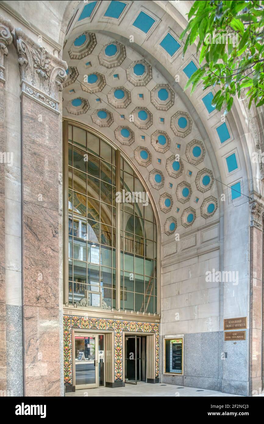 Cincinnati's Dixie Terminal, built in 1921 and designed by Frederick W ...