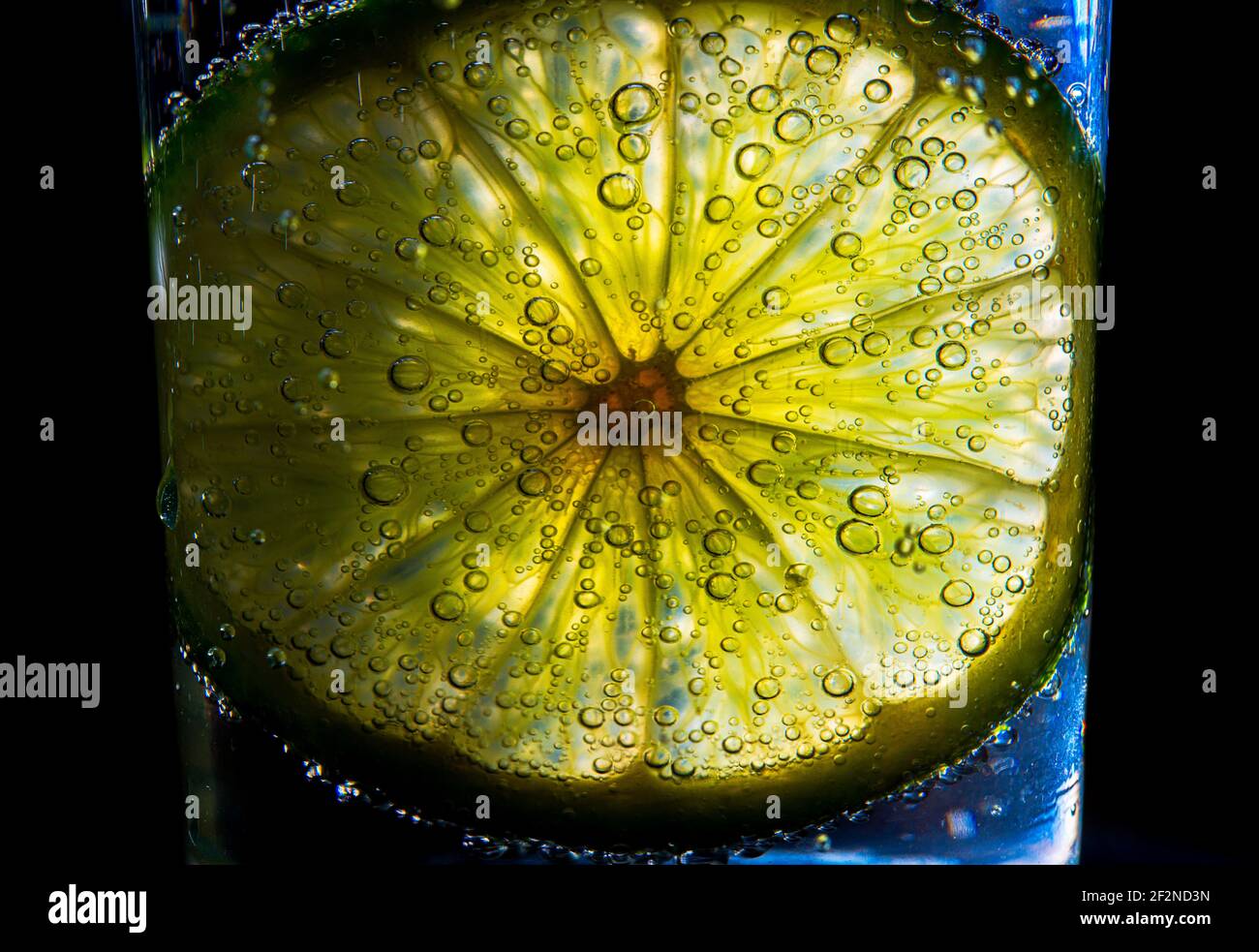 a slice of lime fruit in a fizzy sparkling water Stock Photo - Alamy