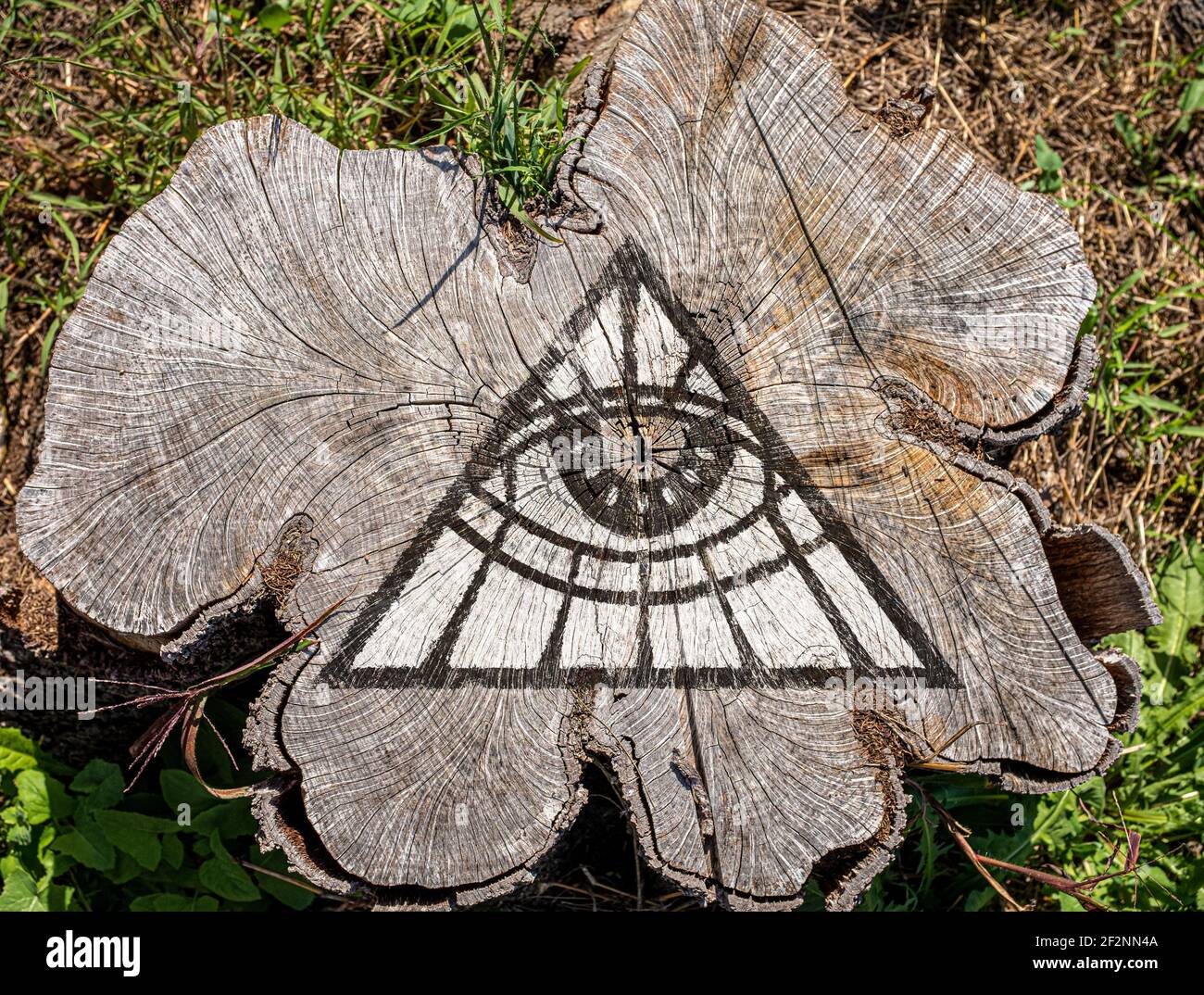 Masonic symbol of eye and pyramid hi-res stock photography and images ...