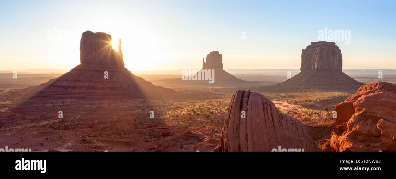 Panorama, USA, Monument Valley, sun rays Stock Photo - Alamy