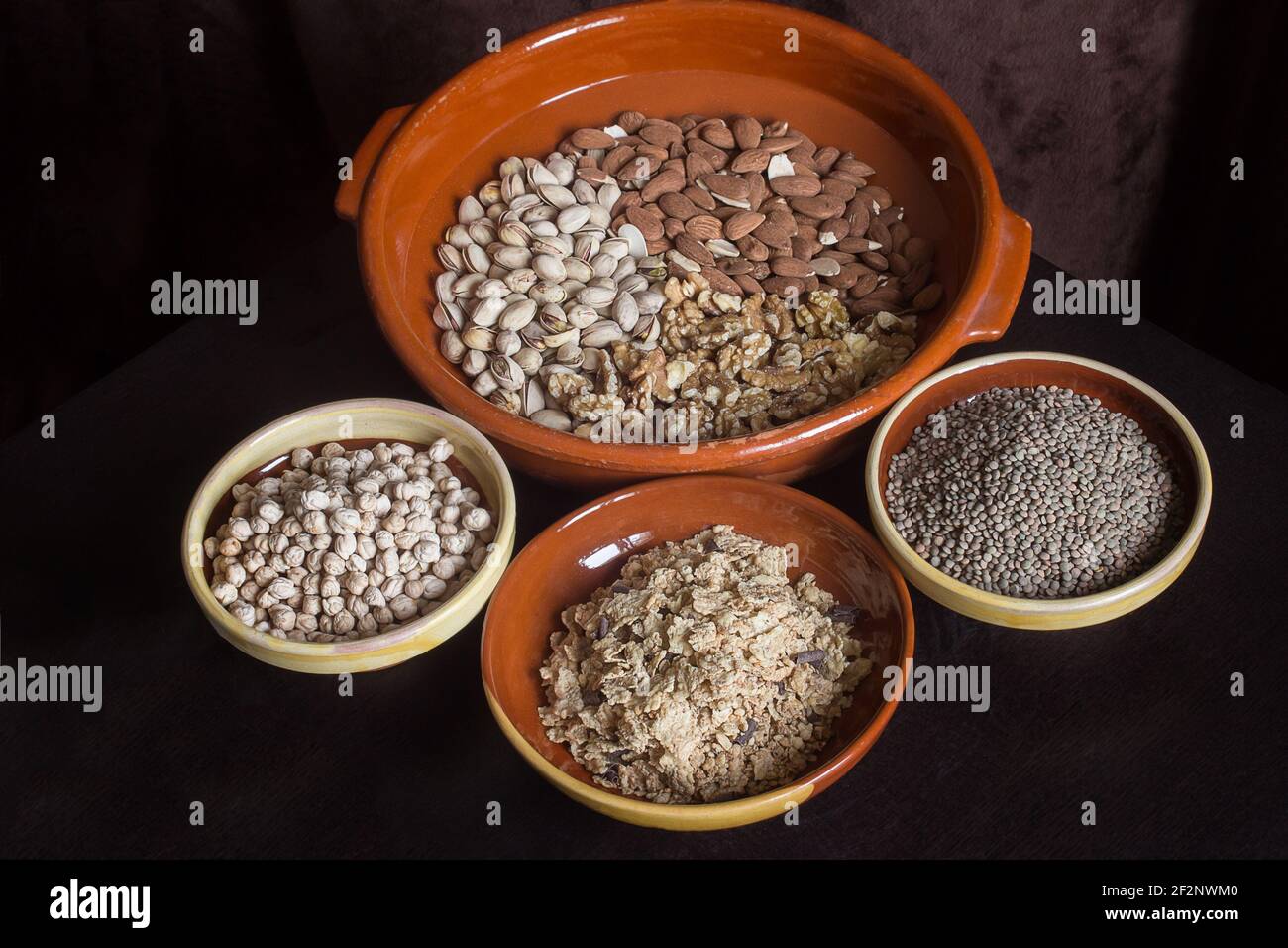 Large cooking clay pot hi-res stock photography and images - Alamy