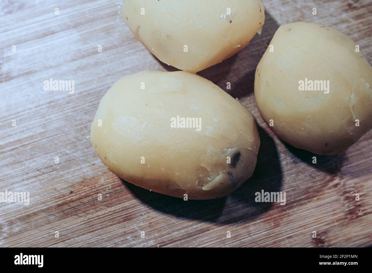 Freshly peeled potatoes Stock Photo - Alamy