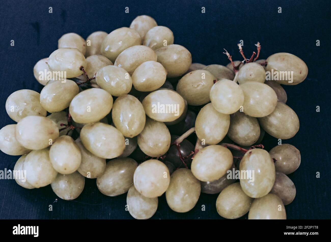 White grapes without seeds Stock Photo - Alamy