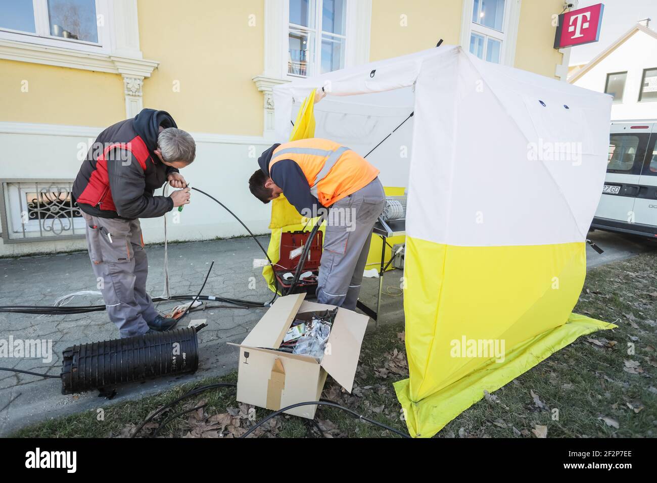 Optical fiber and city hi-res stock photography and images - Alamy