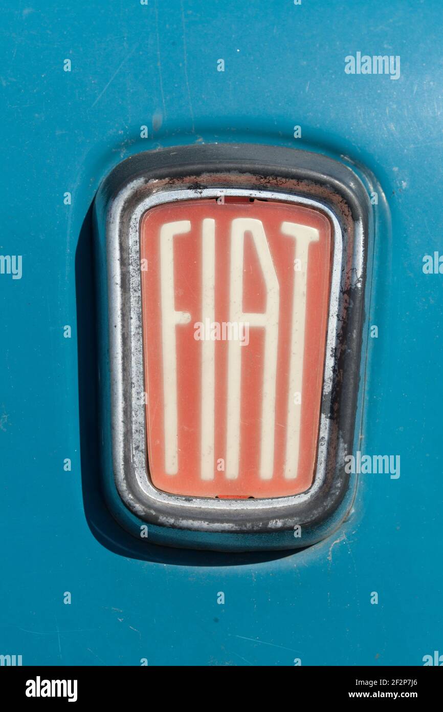 Fiat logo blue hi-res stock photography and images - Alamy