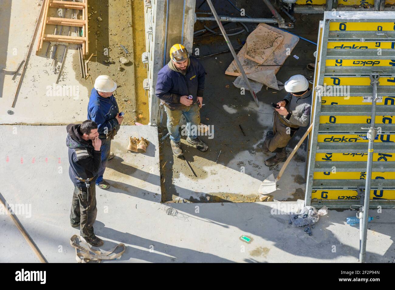 Construction workers break time hi-res stock photography and images - Alamy
