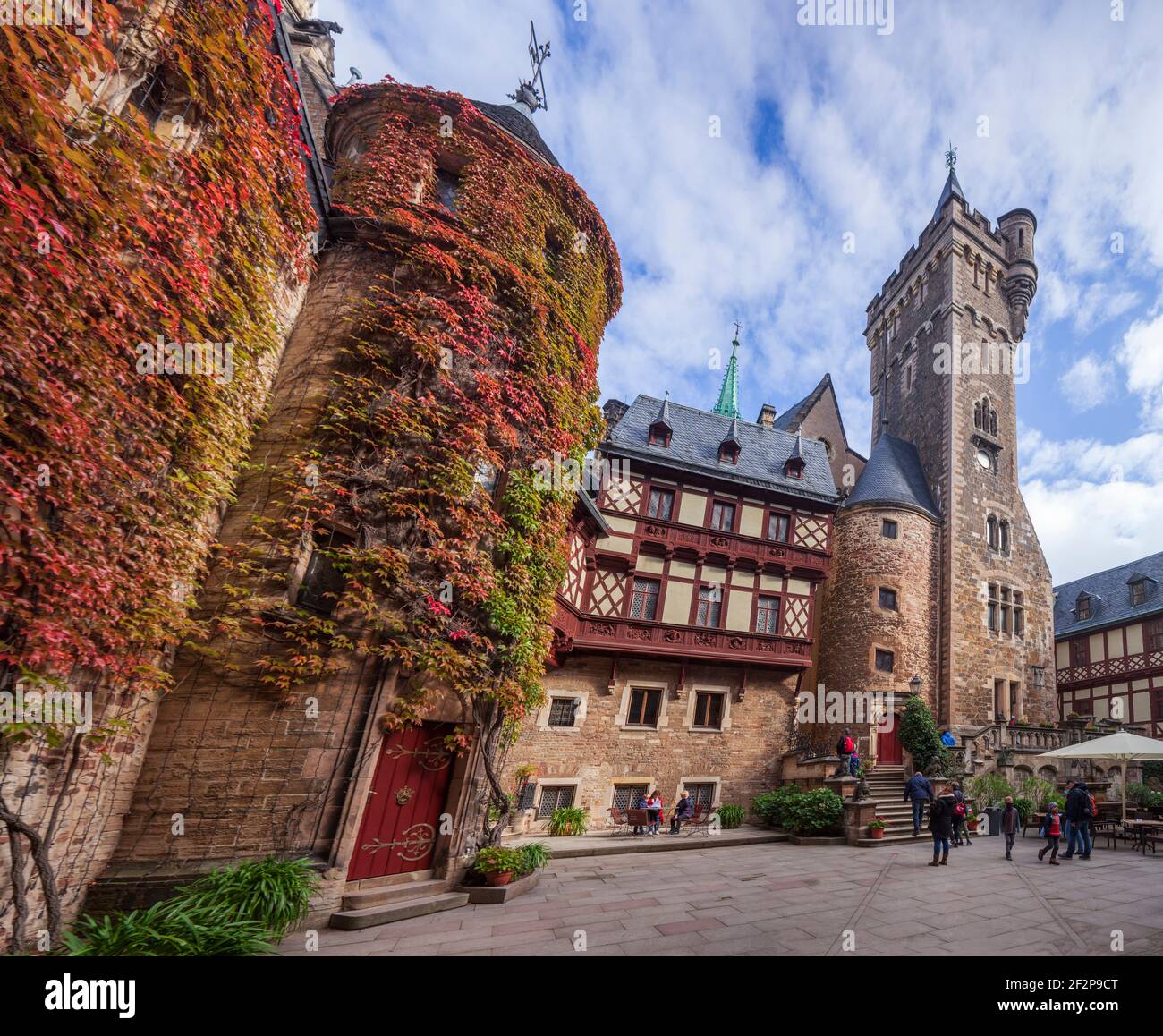Small castle and inner courtyard hi-res stock photography and images ...