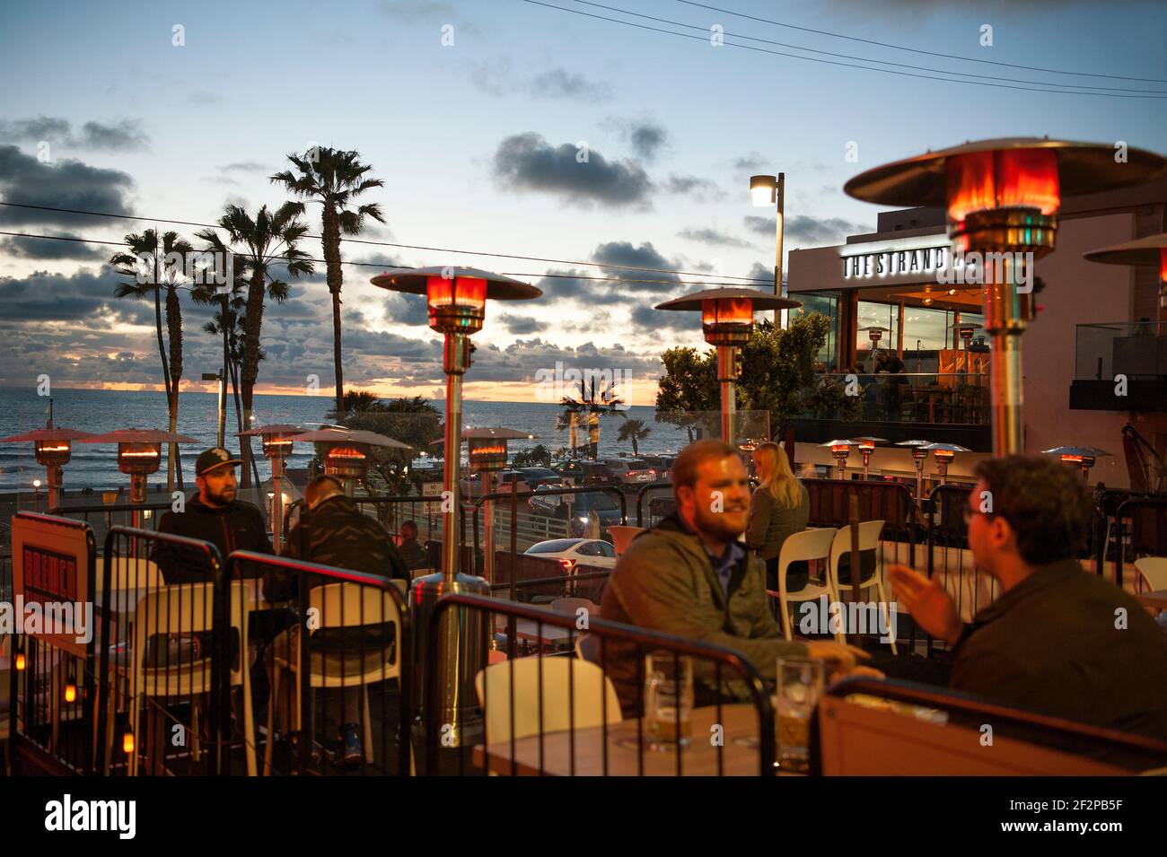 People dining outside at Manhattan Beach, CA at sunset Stock Photo - Alamy
