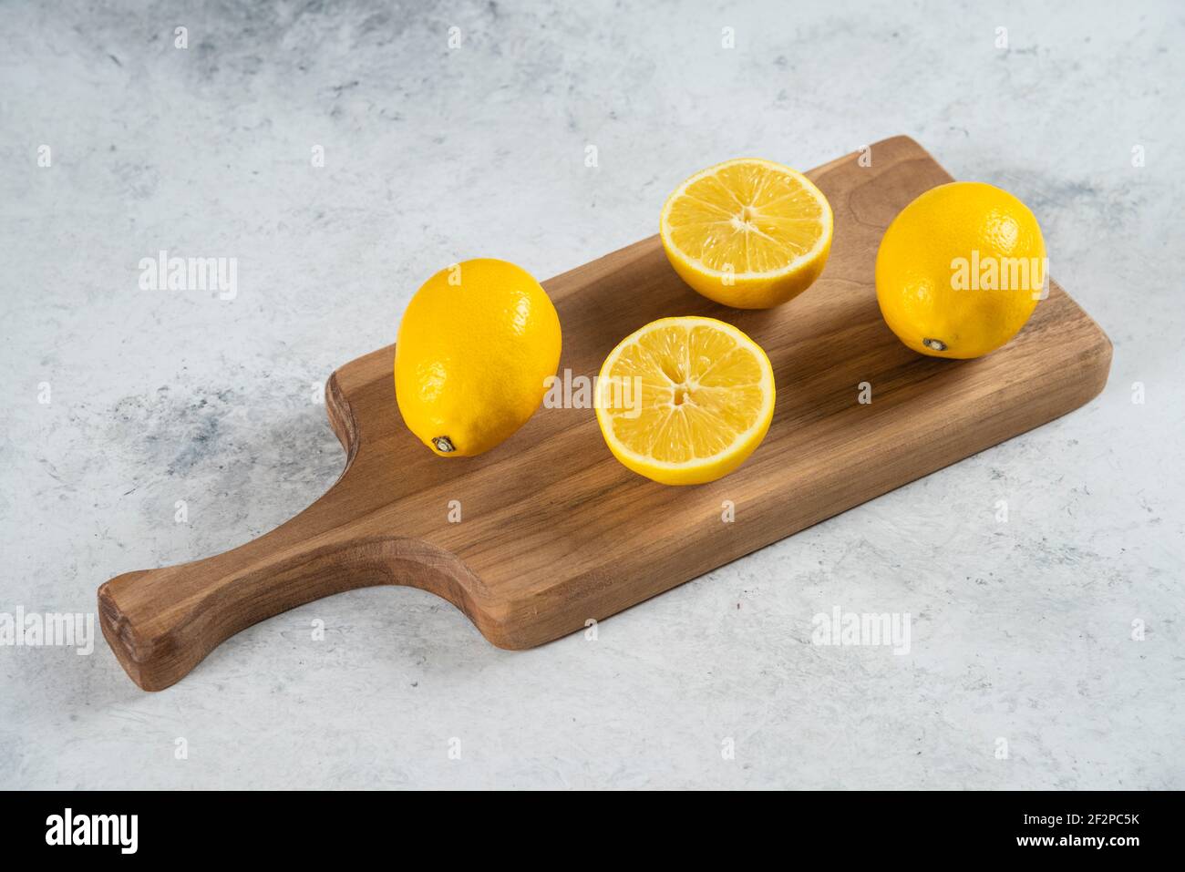 Lemon circle hi-res stock photography and images - Alamy
