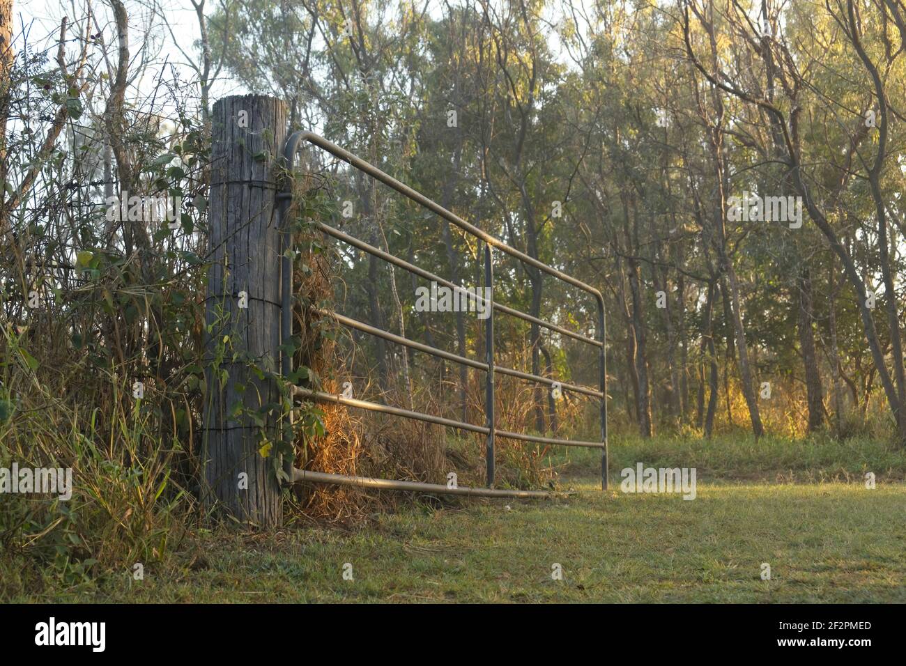 Side gate open hi-res stock photography and images - Alamy