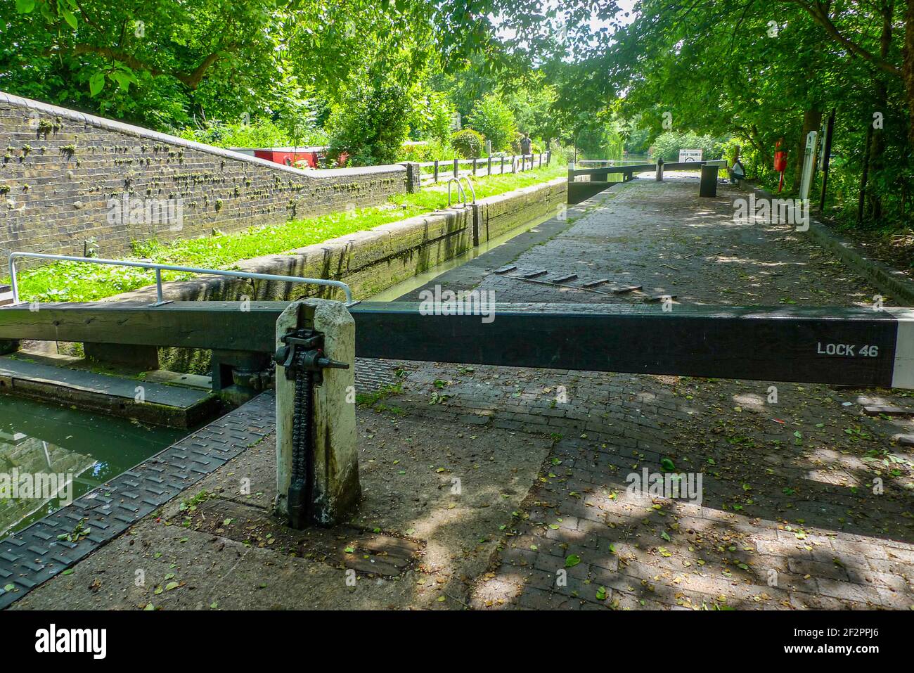 River Thames: Isis Lock on the Oxford Canal. Compared to locks on the ...