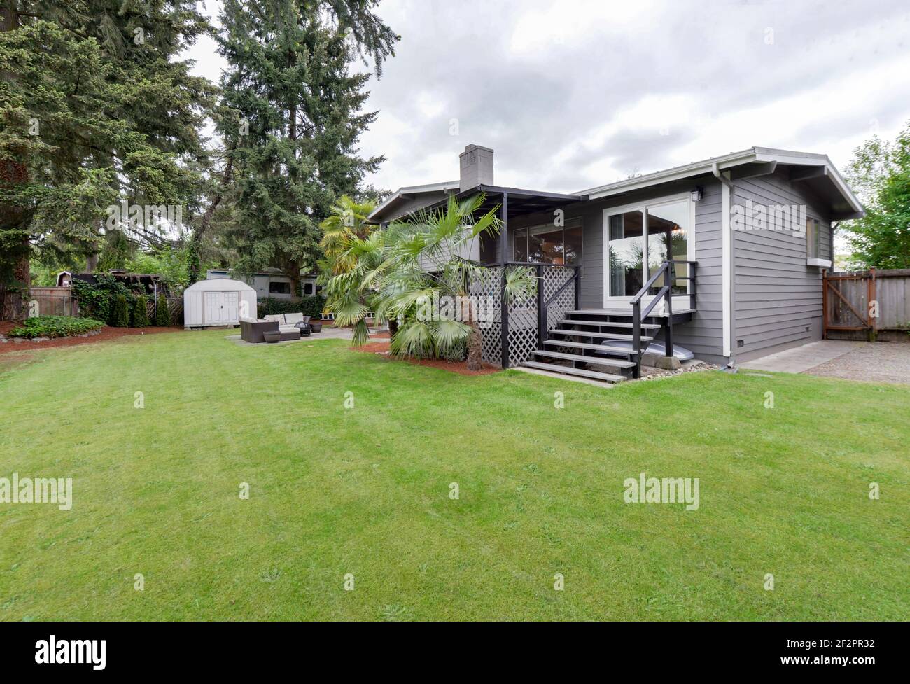 Real outdoor outside exterior hi-res stock photography and images - Alamy