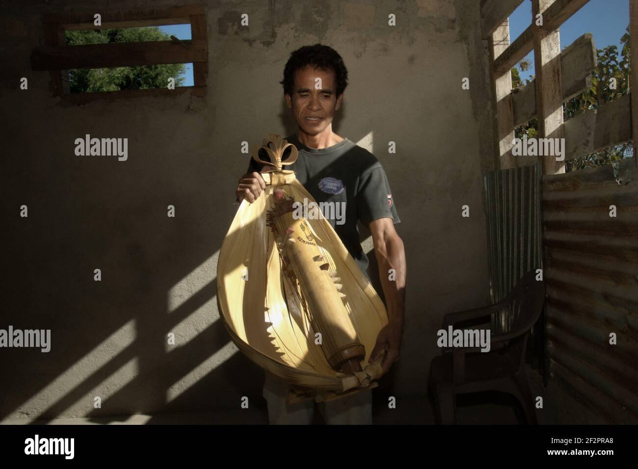 Sasando maker hi-res stock photography and images - Alamy