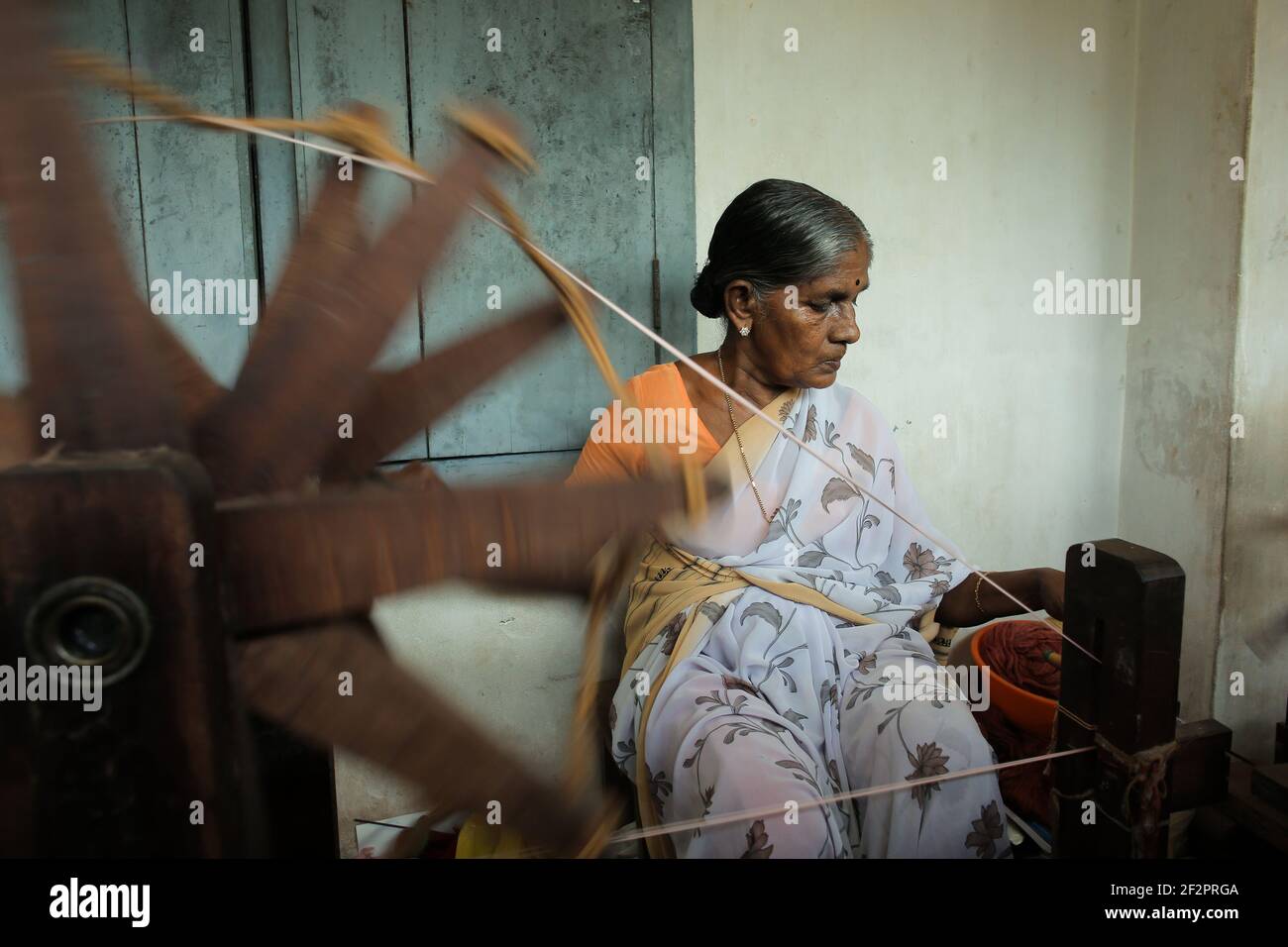 Traditional handloom cotton saree making in kasaragod Stock Photo - Alamy